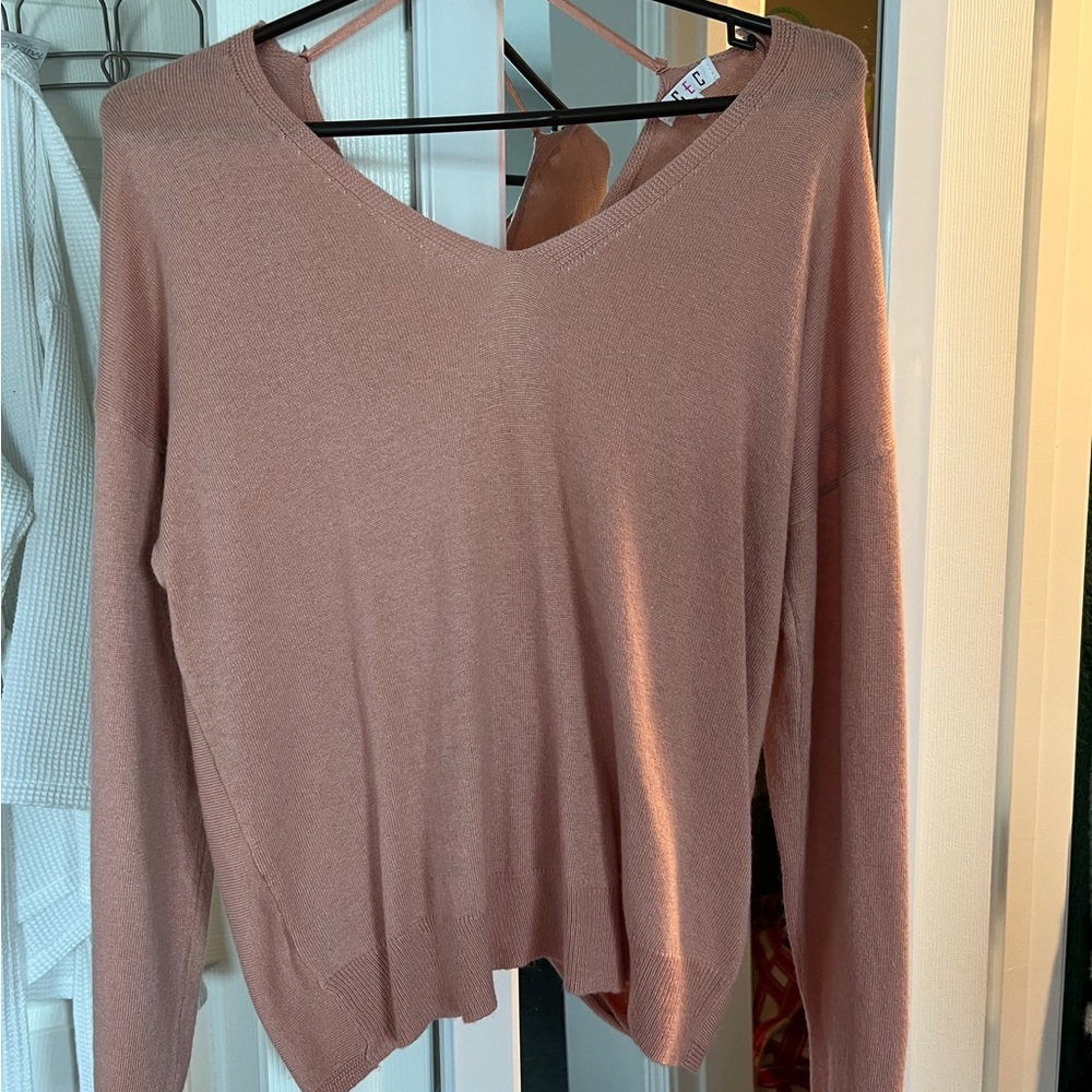 Light Pink Sweater With Knot Tied In The Back. - Gem
